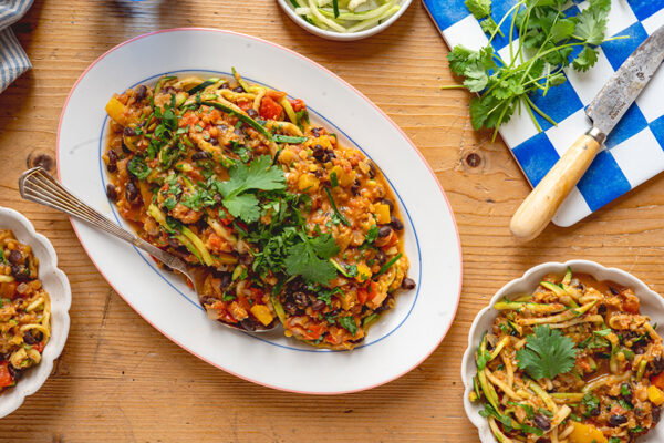 Linzen chili met courgette noedels en extra bonen